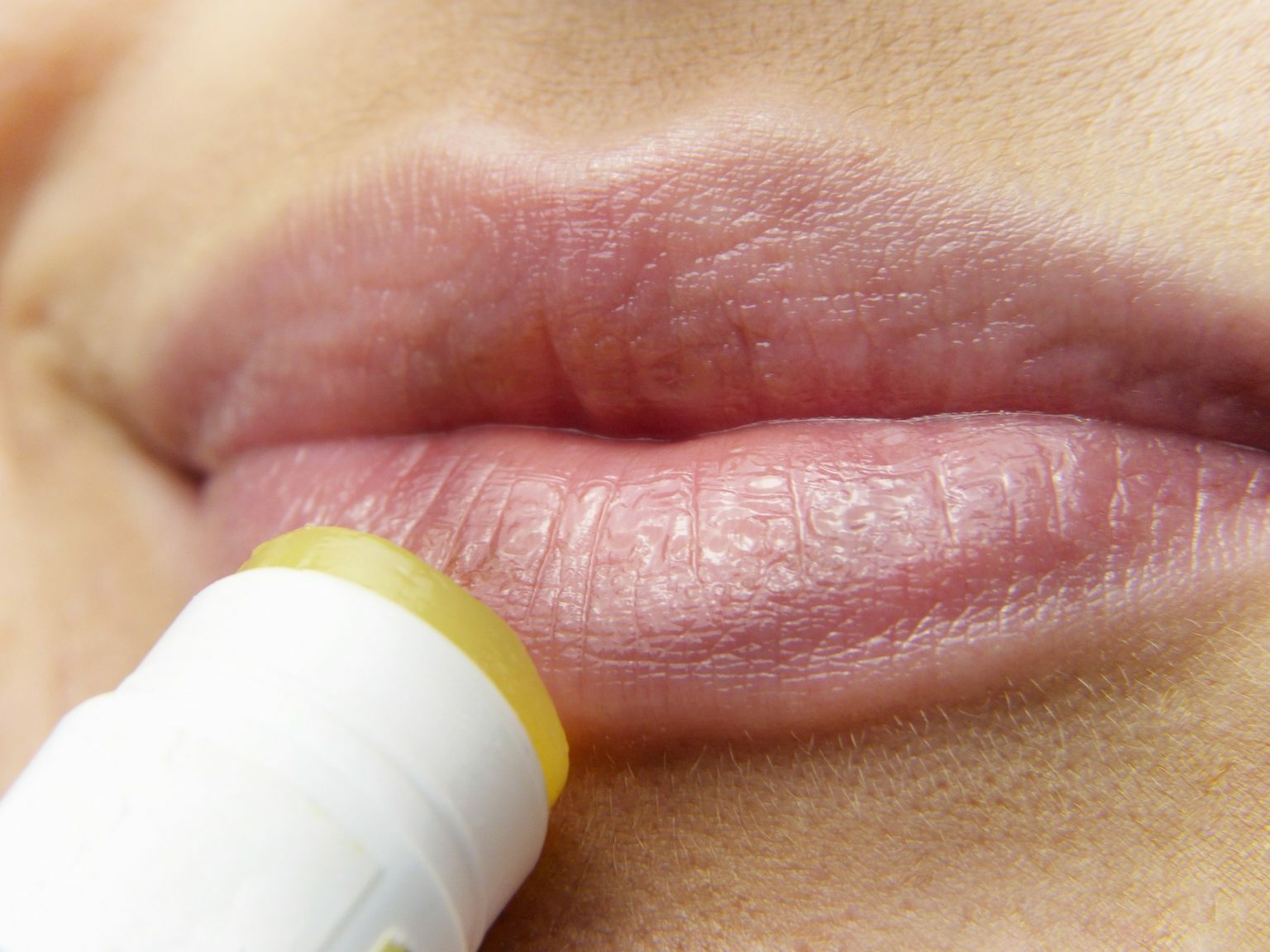 Causas y tratamientos para los labios secos y agrietados - HealthWithFacts